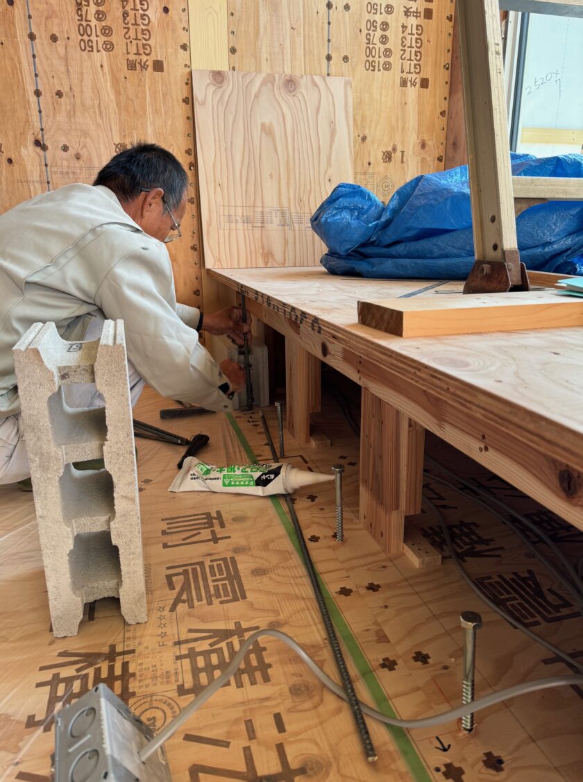 蒲郡市「水竹町の家」では造作ベンチ下の蓄熱体工事、外壁工事も進んでいます | 豊川、蒲郡の注文住宅、新築、工務店 | KOZEN-STYLE ...